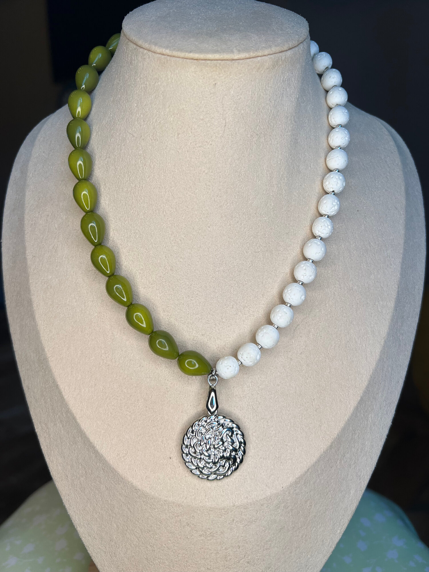 Колье, вулканическая лава