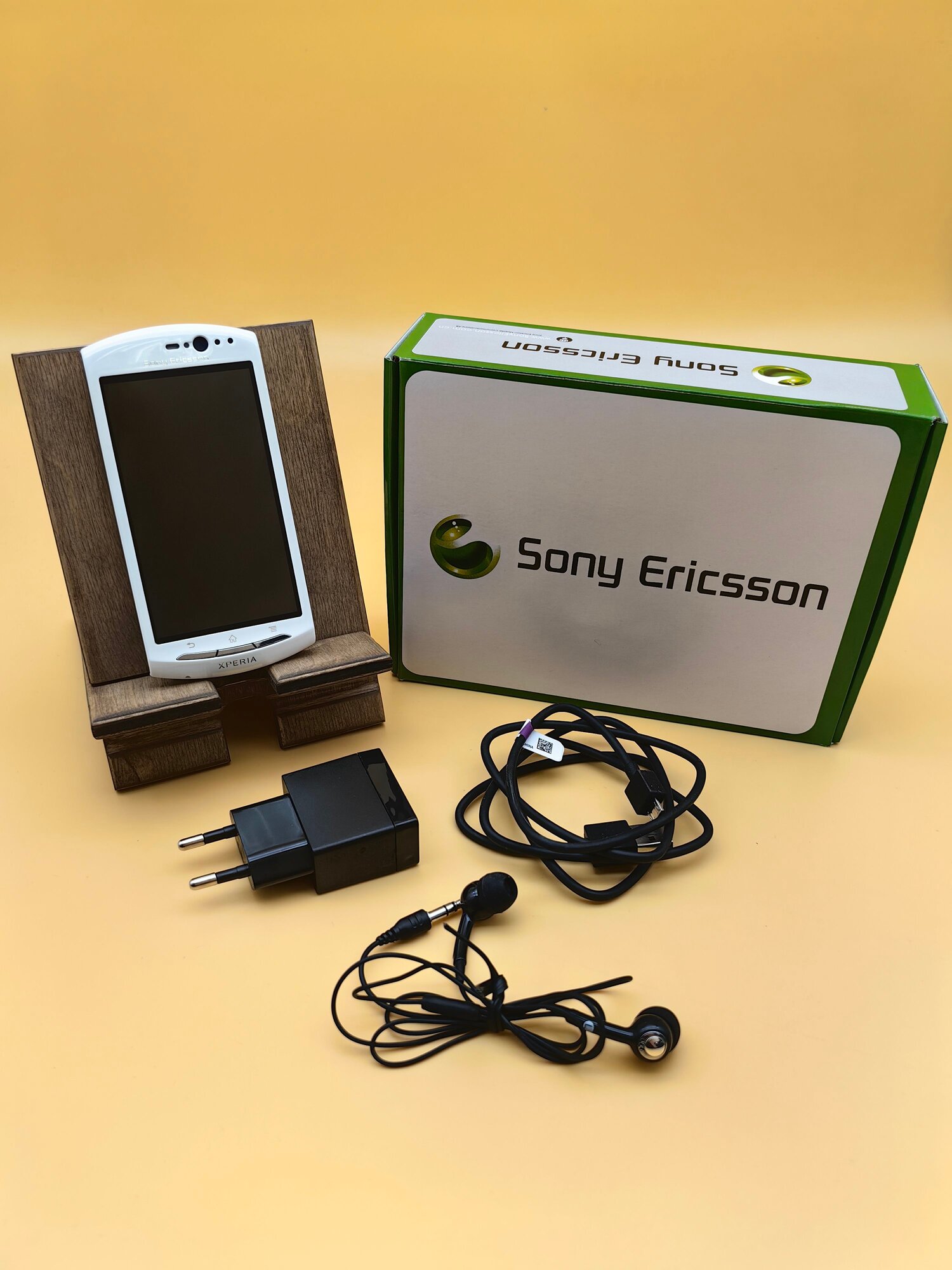 Мобильный раритетный телефон Sony Ericsson Xperia neo V (MT11i), Белый