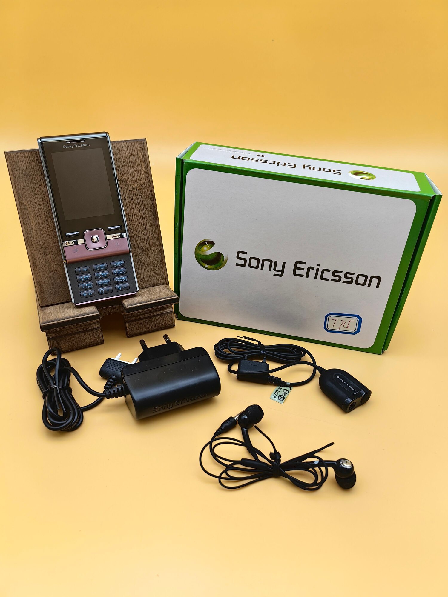 Мобильный раритетный кнопочный телефон слайдер Sony Ericsson T715, Розовый