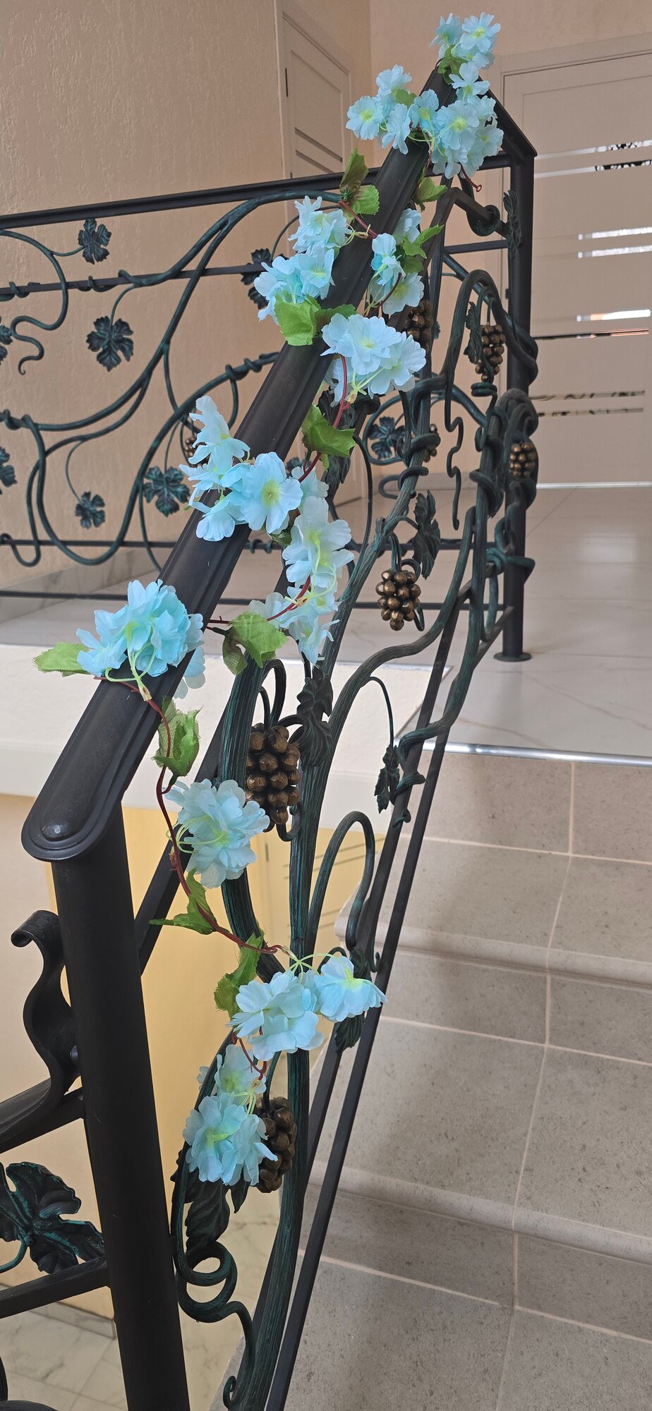 Искусственная лиана Holodilova "Сакура", текстиль, 240 см, голубая