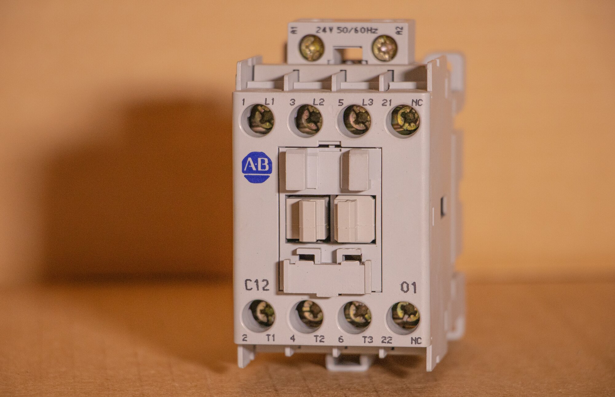 Контактор Allen-Bradley 100-C12*, 3 полюса, 1 нормально-разомкнутый контакт