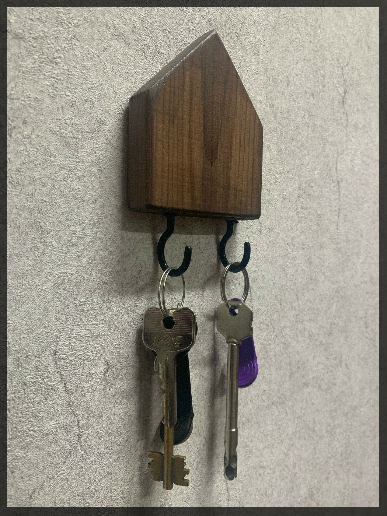 Ключница настенная из натурального дерева цвет дуб с двумя металлическими крючками