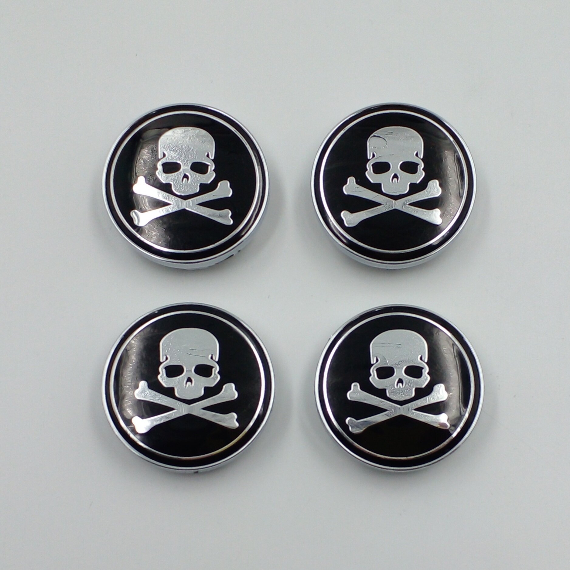 Колпачки заглушки на литые диски с логотипом Череп и Кости 60 мм 4 шт