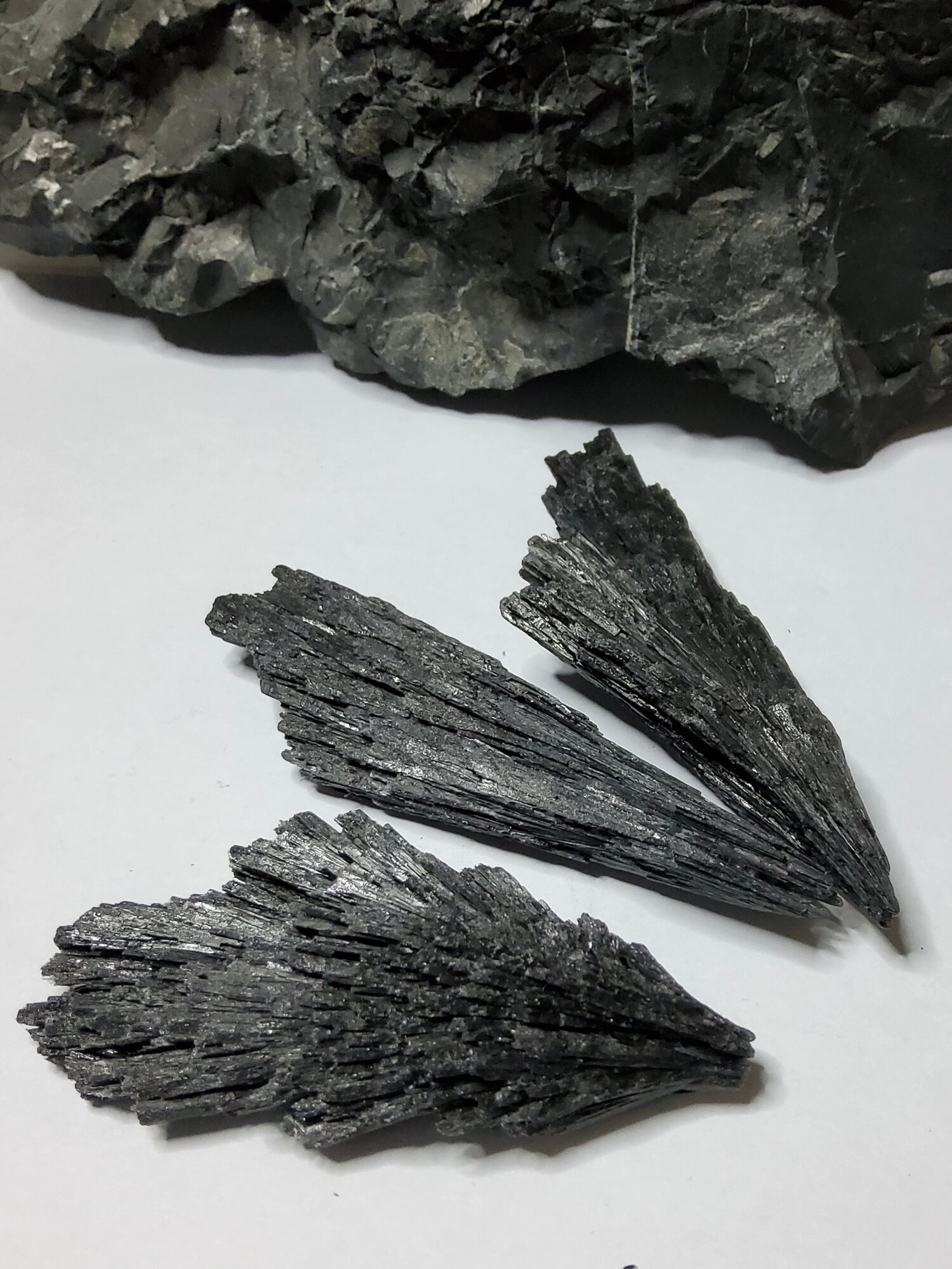 Кристалл натуральный камень Кианит. Размер S (малый) 25-50 гр