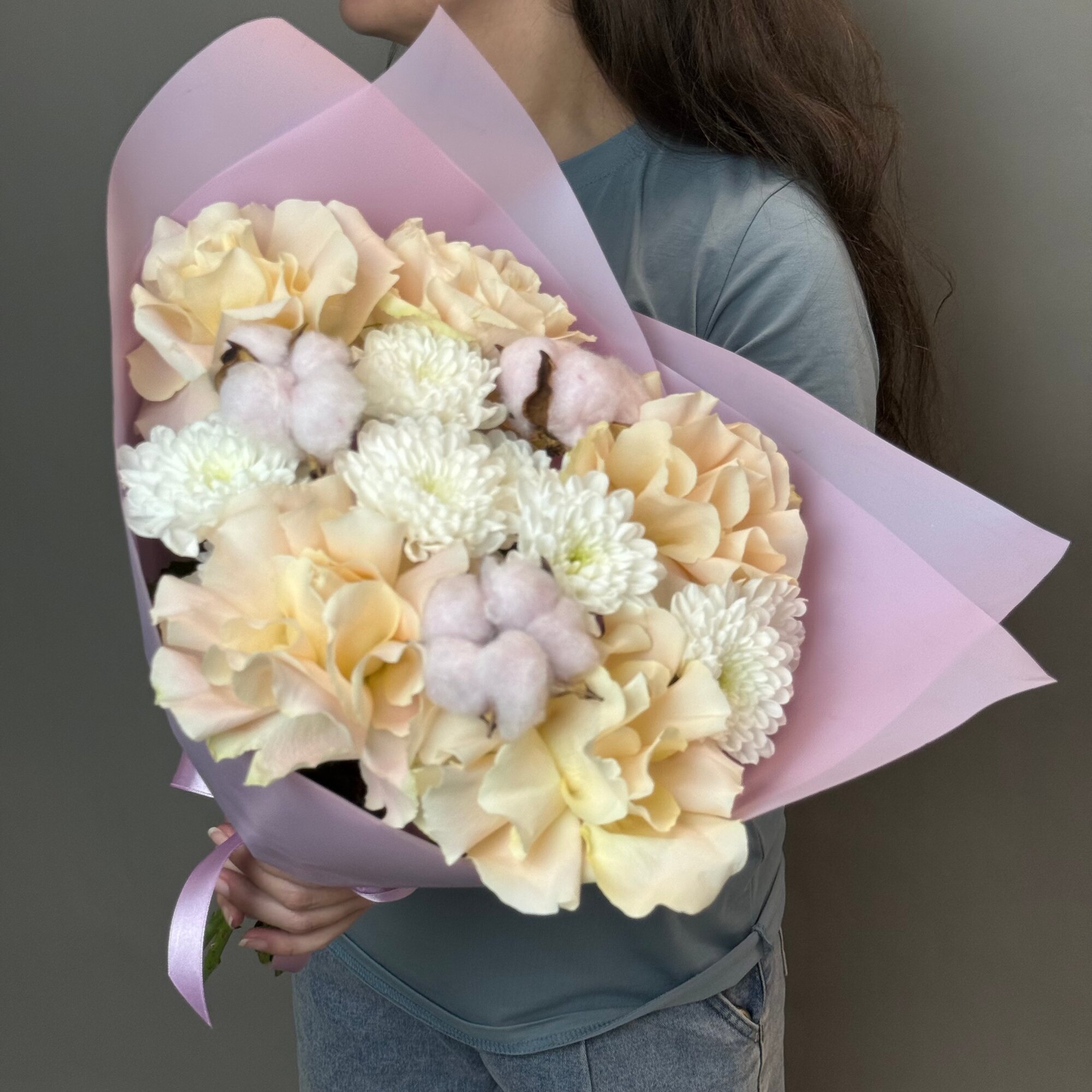 Букет «Французский» розы, хлопок, кустовая хризантема , бежевый, белый, розовый