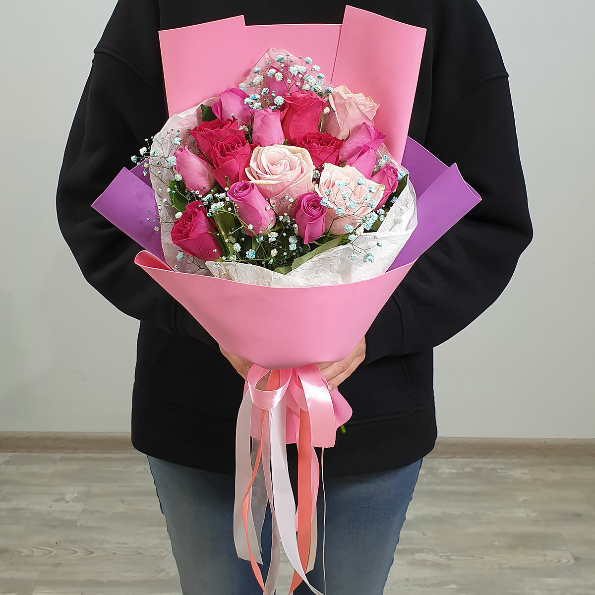 Монобукет "Яркое начало" 17 роз Кении и гипсофилы, высота 38 см, на стеблях