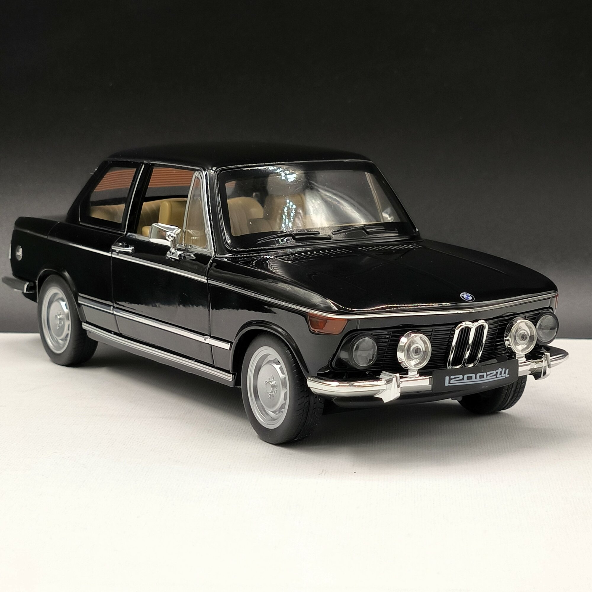 Металлическая машинка BMW 2002 tii с световым и звуковым сопровождением. Масштаб 1:18 (24см)