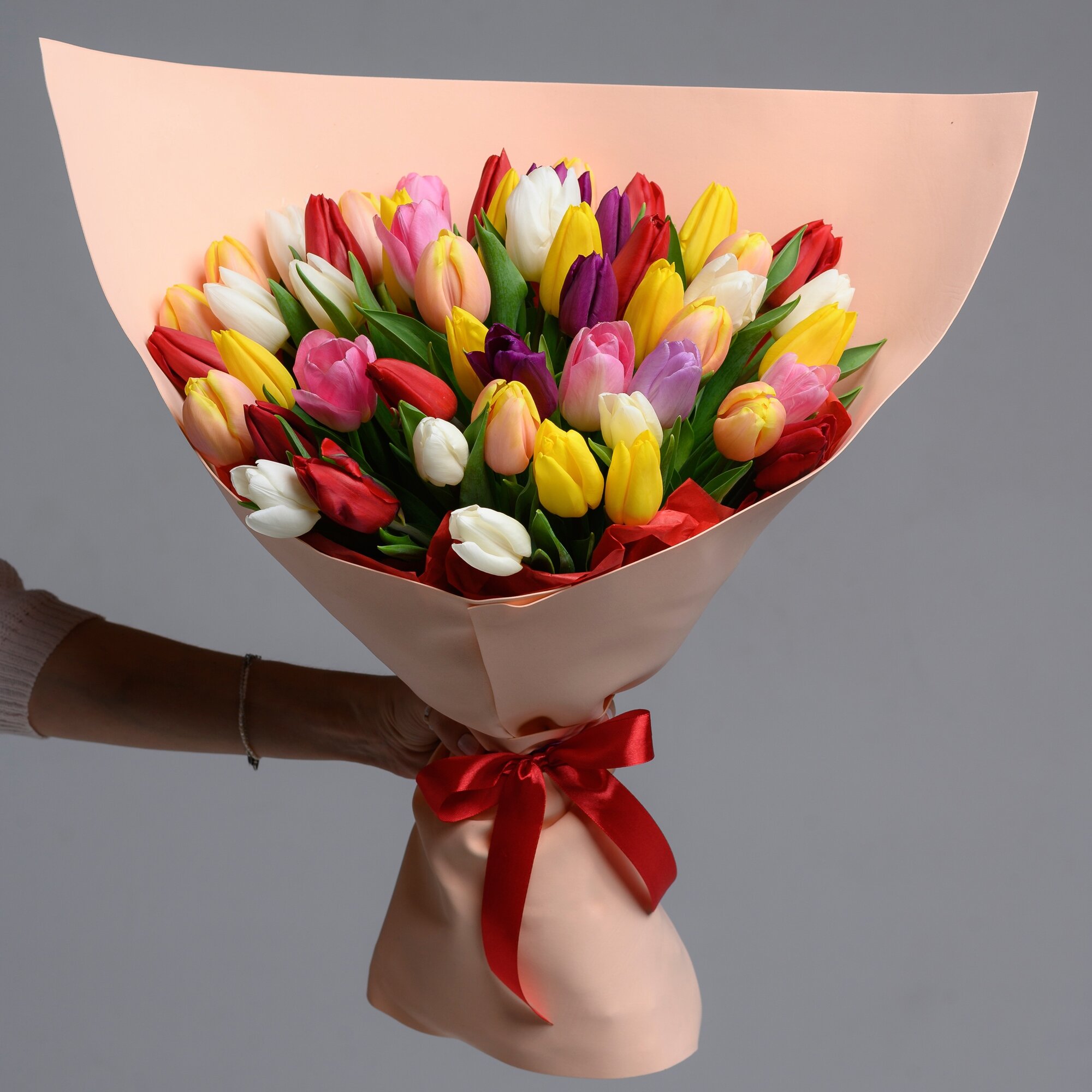 Букет из 51 тюльпана микс, идеальный подарок для любимой девушки