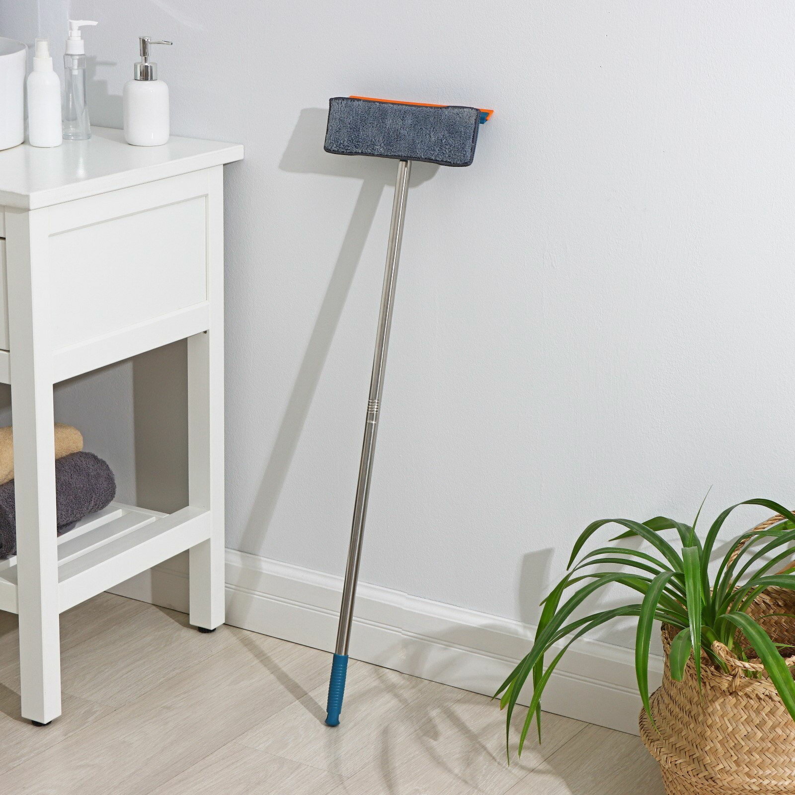 Щётка для окон "Карманы", стальная ручка 80.5 см, насадка из микрофибры 24.5x8 см