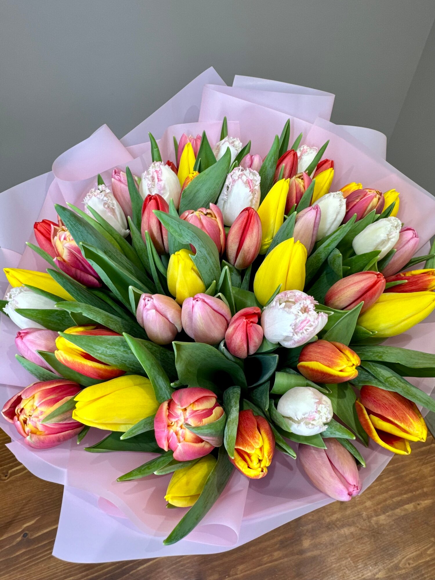 Букет цветов "Тюльпаны микс", 51 тюльпан, высота 55см, премиум-сорт