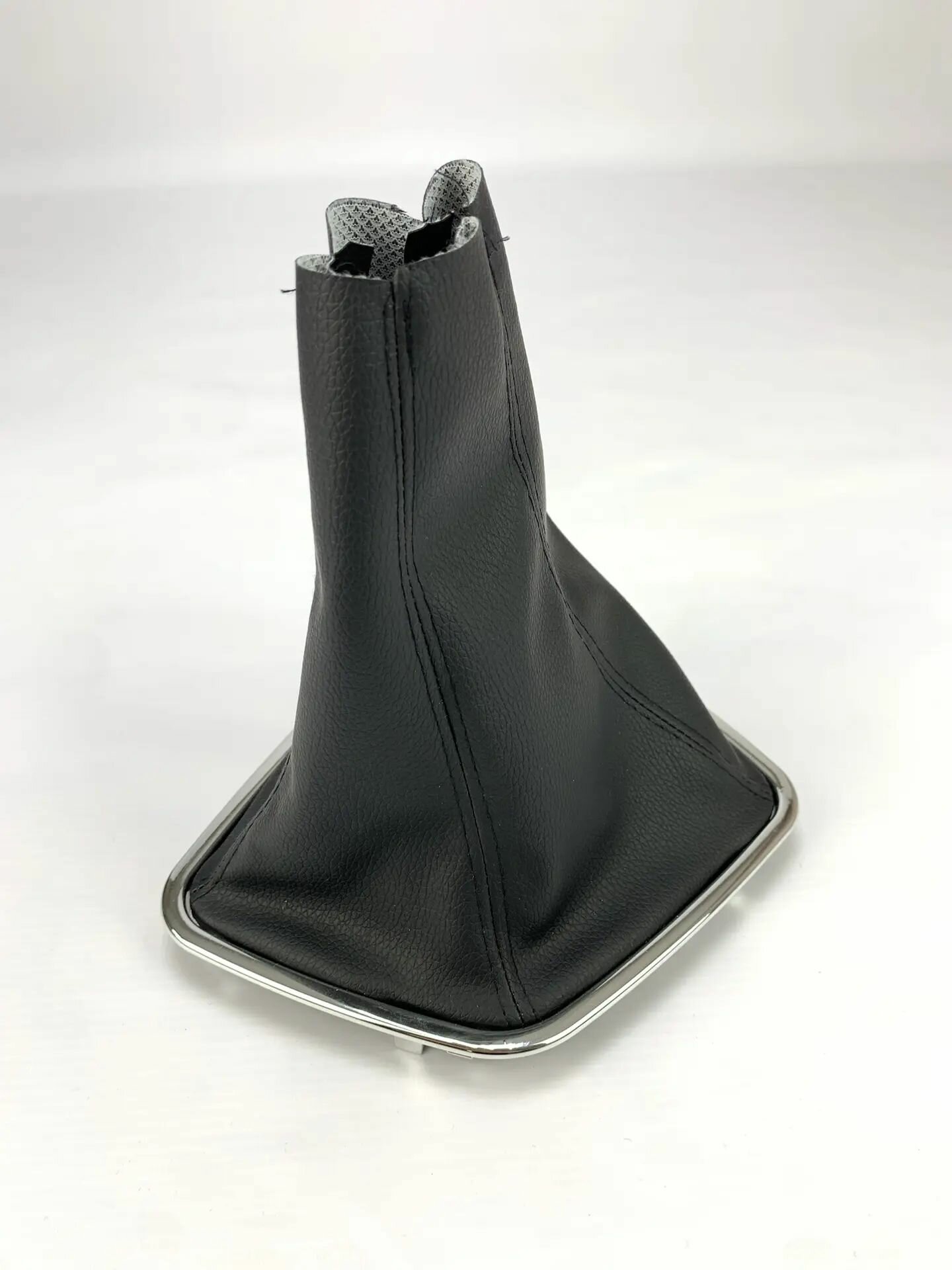 Чехол КПП (юбка) экокожа для Приора 2 седан/универсал/хэтчбек, нижний ободок хром