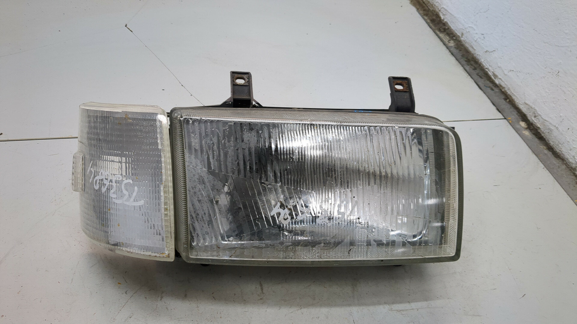 Фара (передняя) правая Volkswagen Transporter 4 Б/У