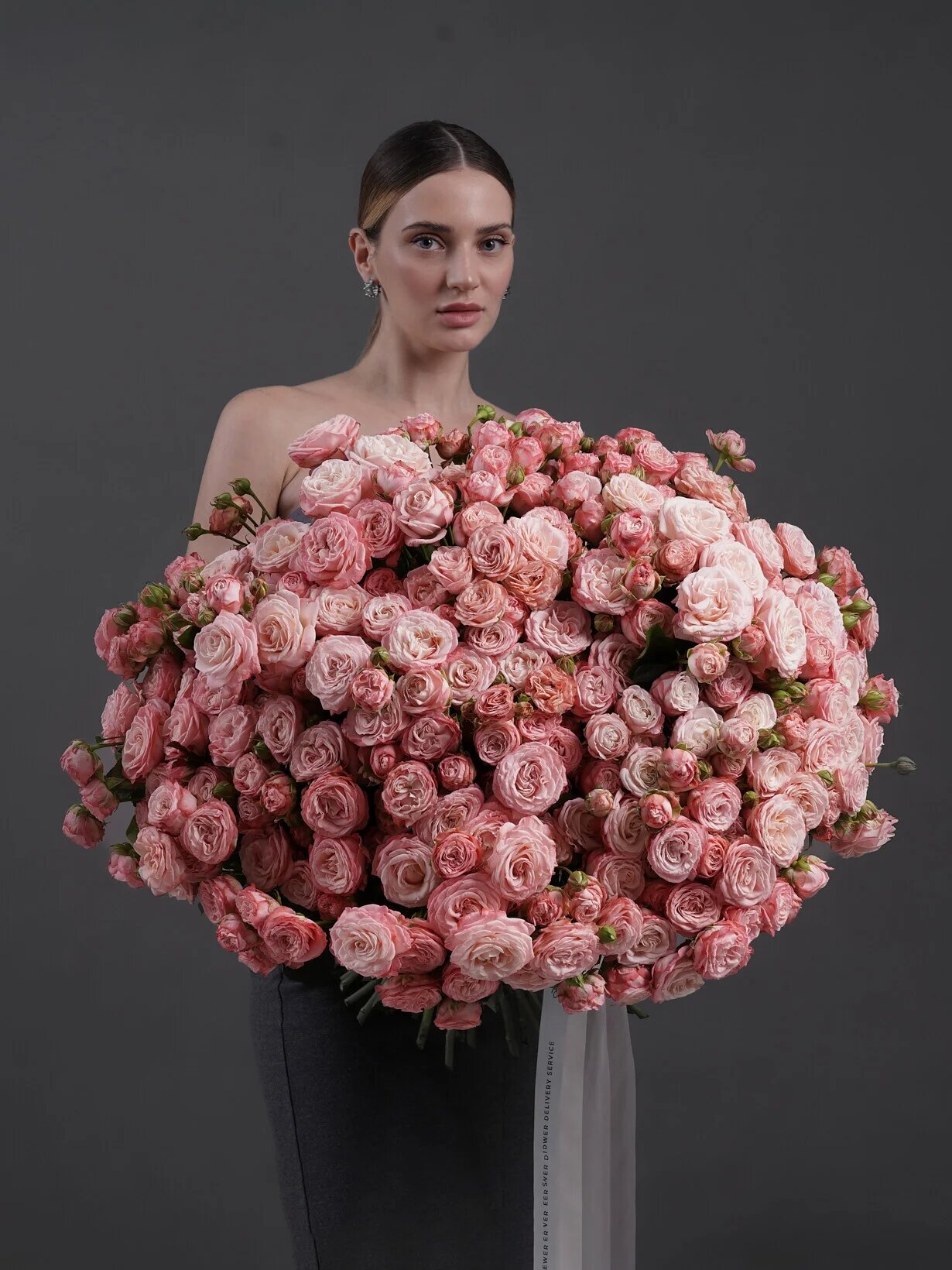 Кустовая Роза “Miss Bombastic”большой букет “Premium” 79 шт под ленту