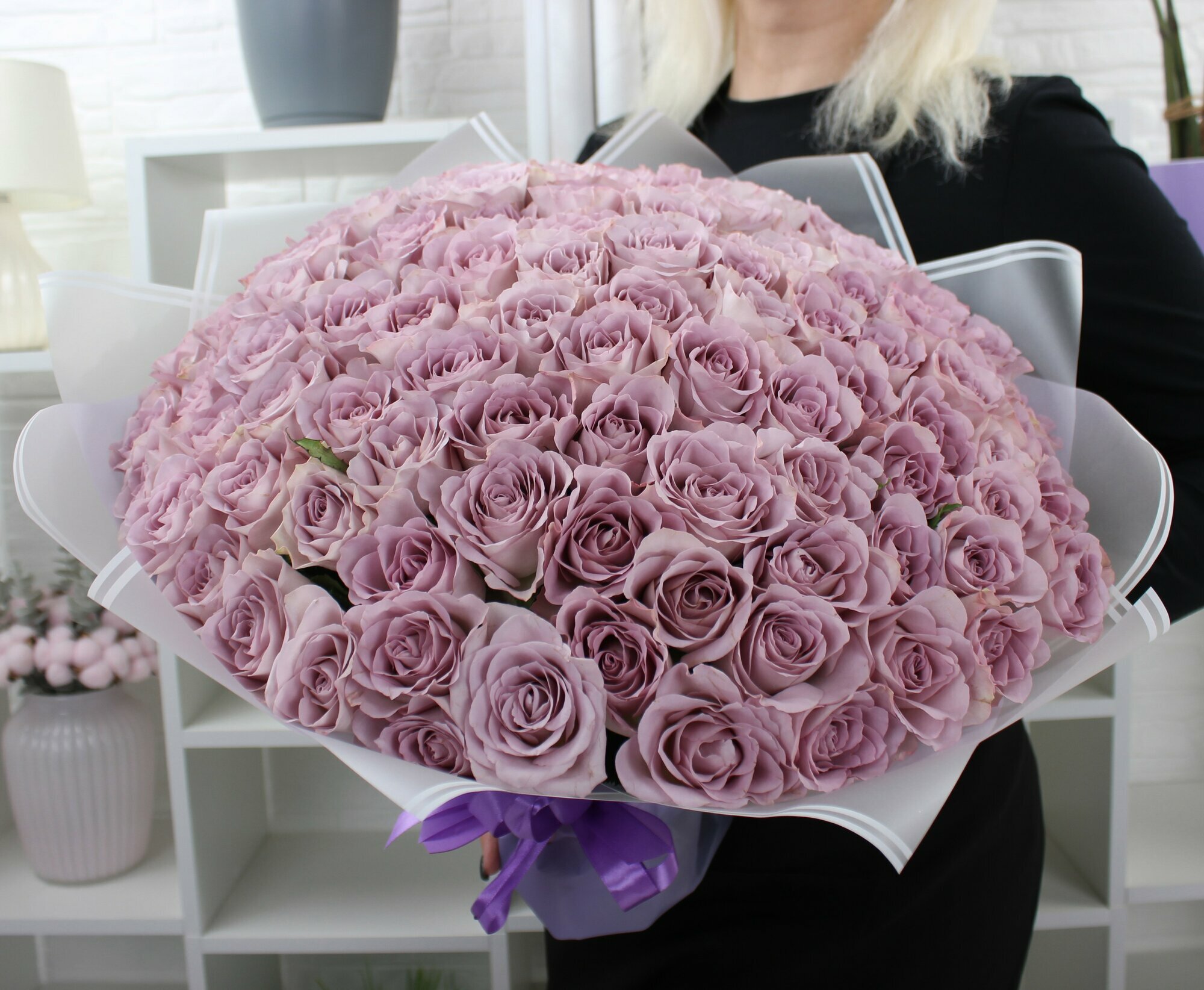 Монобукет THE FLOREAL сиреневая роза 101 штука, высота 40 см, с бантом