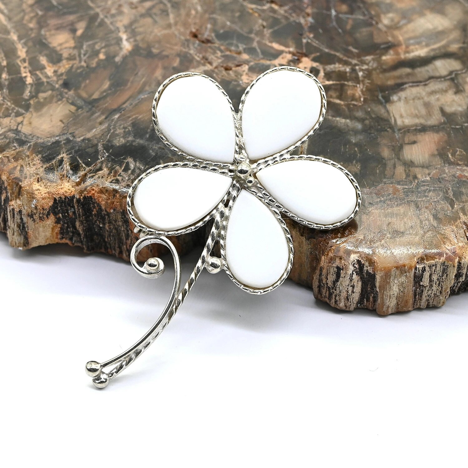 Брошь, кахолонг