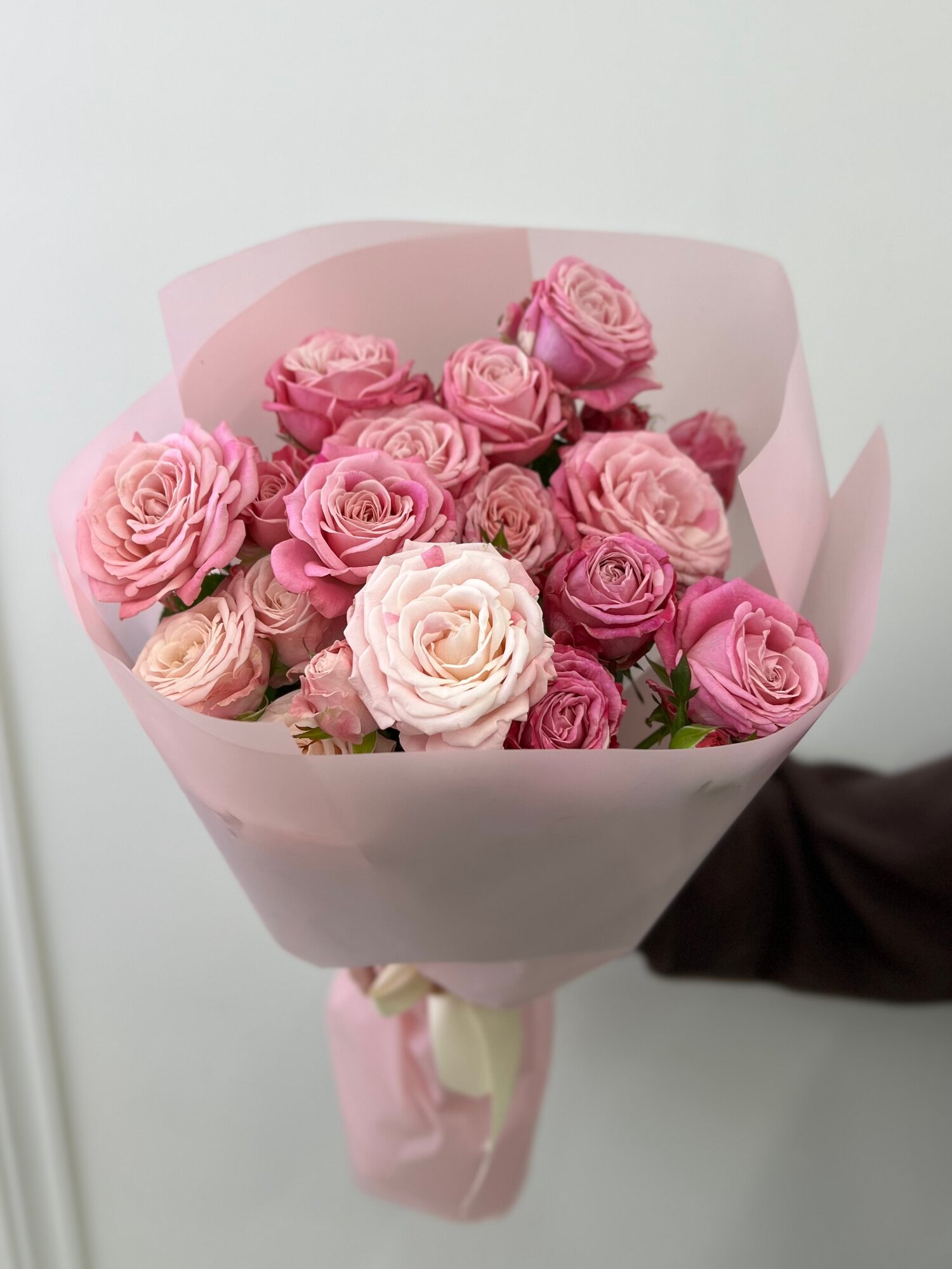 Гламелия цветы «Пионовая нежность»: 5 кустовых роз Lady Bombastic в пленке – купить свежие цветы с доставкой в Москве