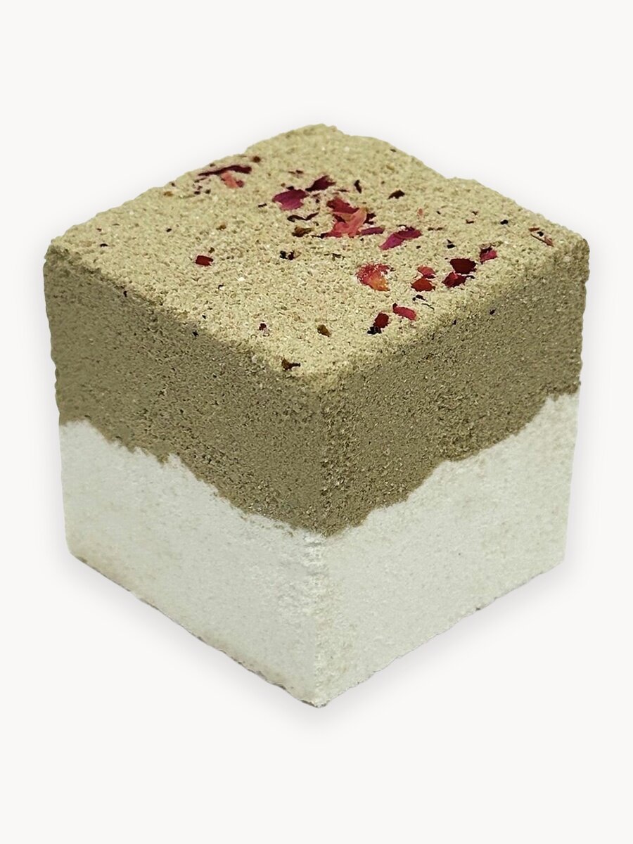 Бомбочка для ванны Solace с ароматом Зеленый чай ручной работы с морской солью, шиммером и сухоцветами (светло-зеленый / белый)