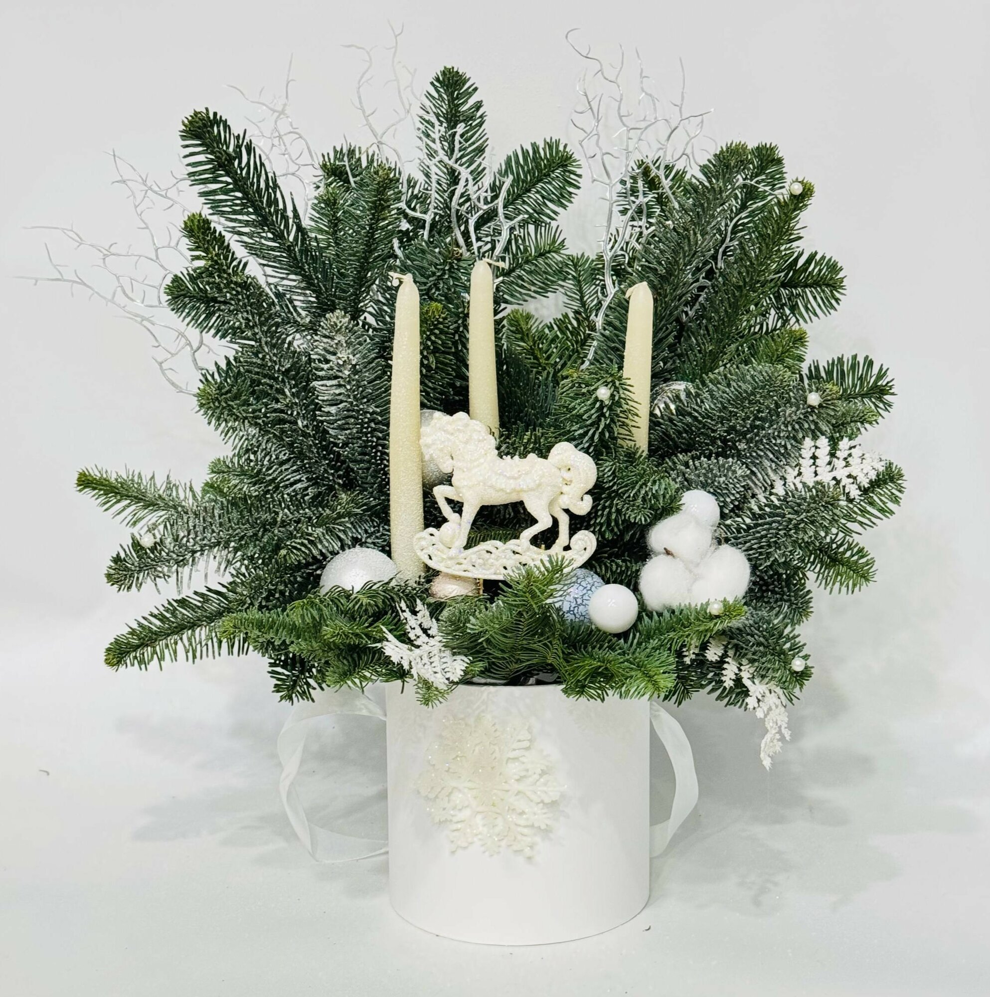 Новогодняя композиция в коробке со свечами/ Елка/ Нобилис с сувениром лошадкой символ года