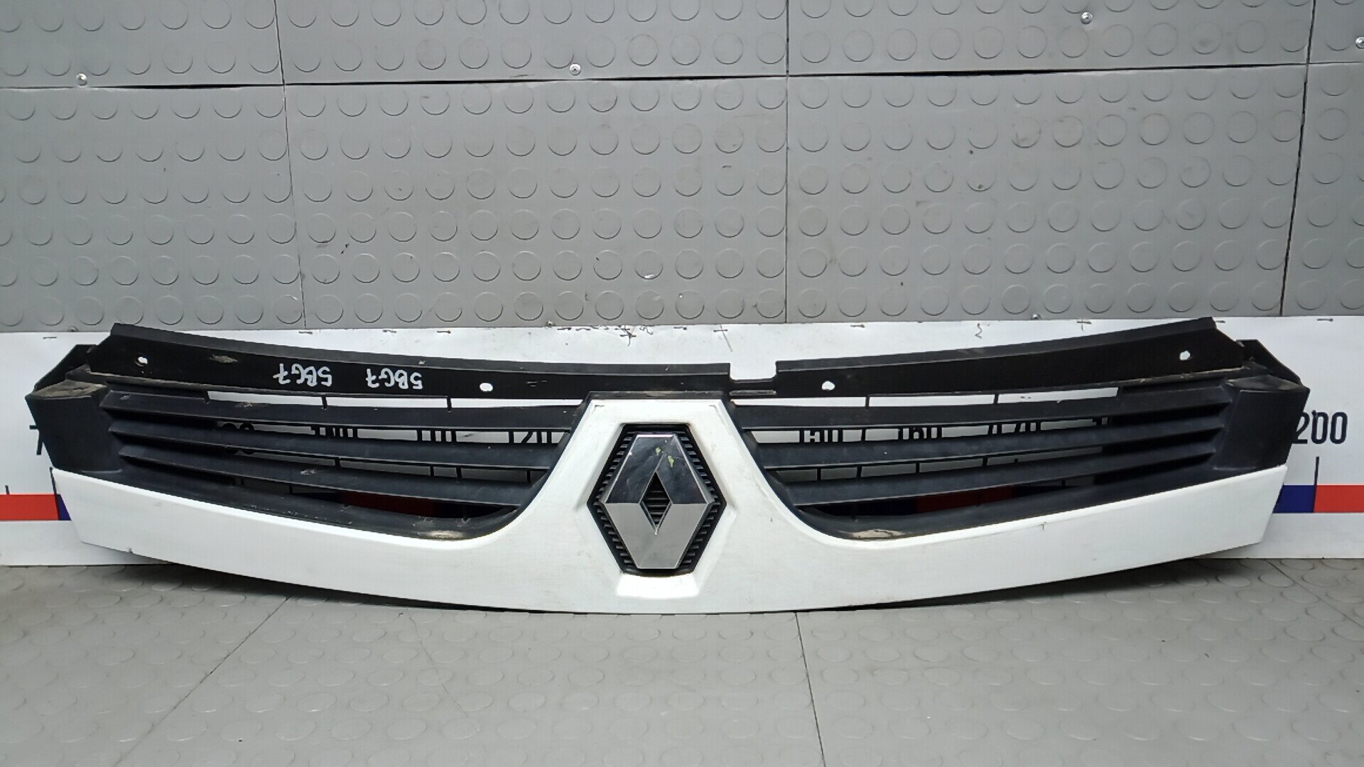Решетка радиатора RENAULT MASTER 2