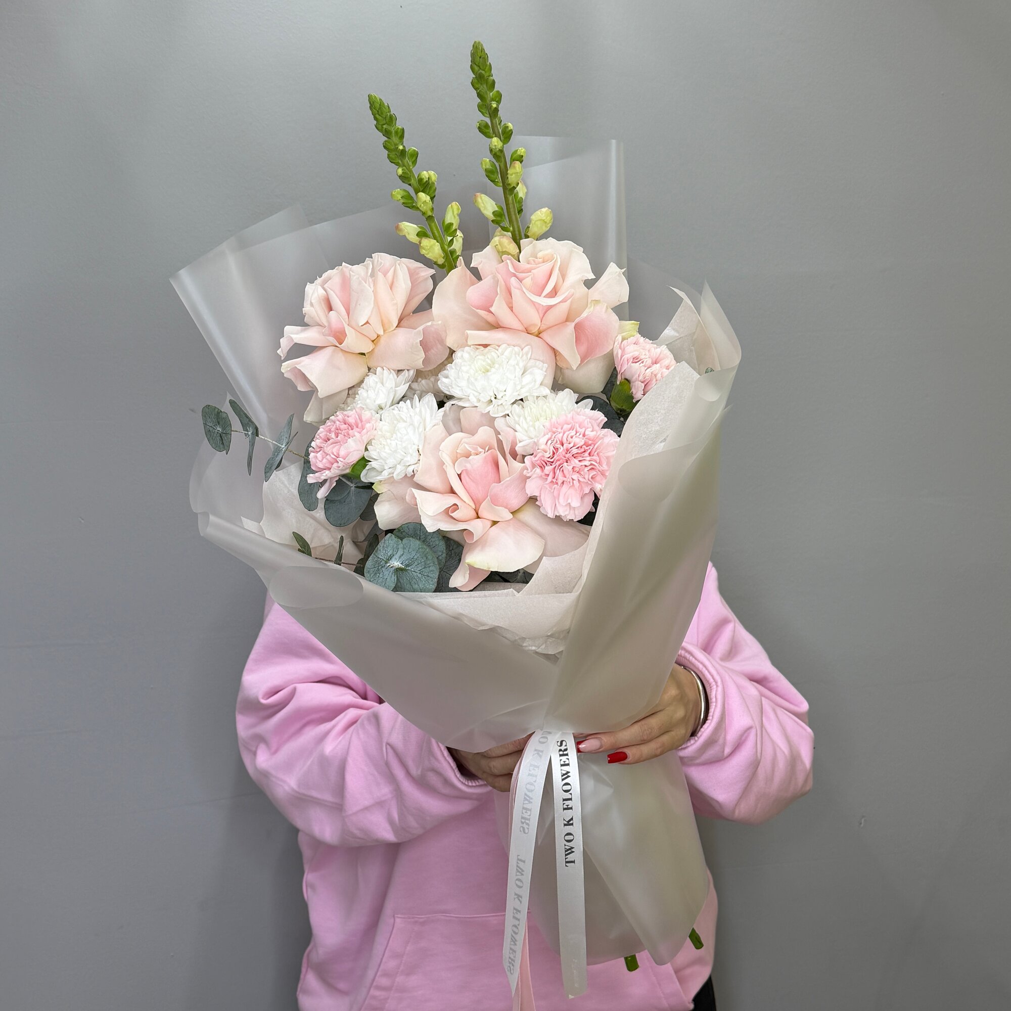 Нежный букет с хризантемой антирринумом и очаровательной розой от бренда Two K Flowers