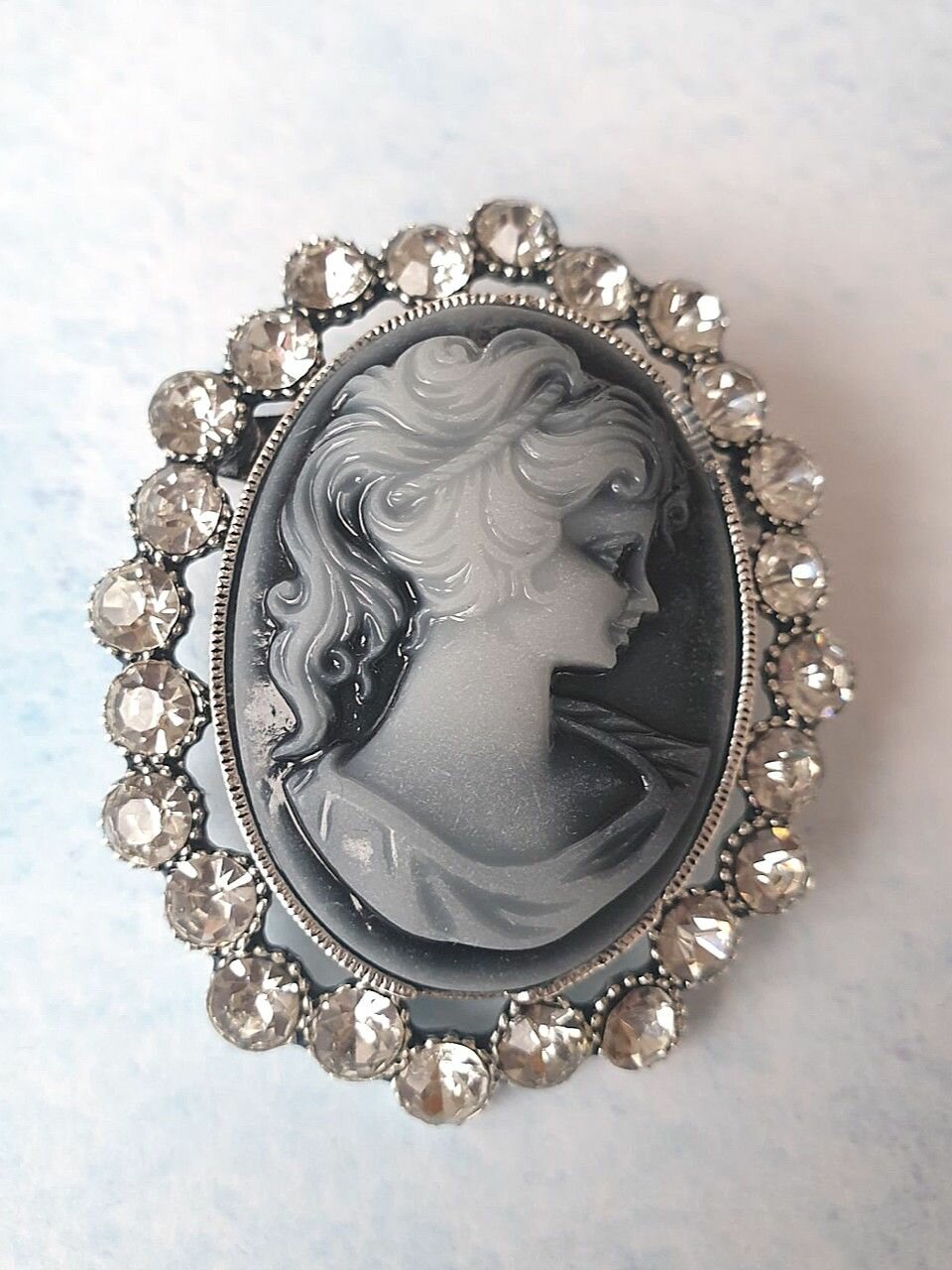 Брошь, стразы