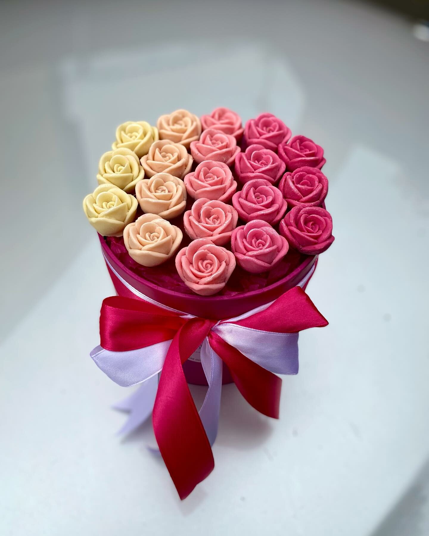 Сладкий букет на день рождения/8 марта шоколадные розы в коробке, 19 шт. ShokoTrendy