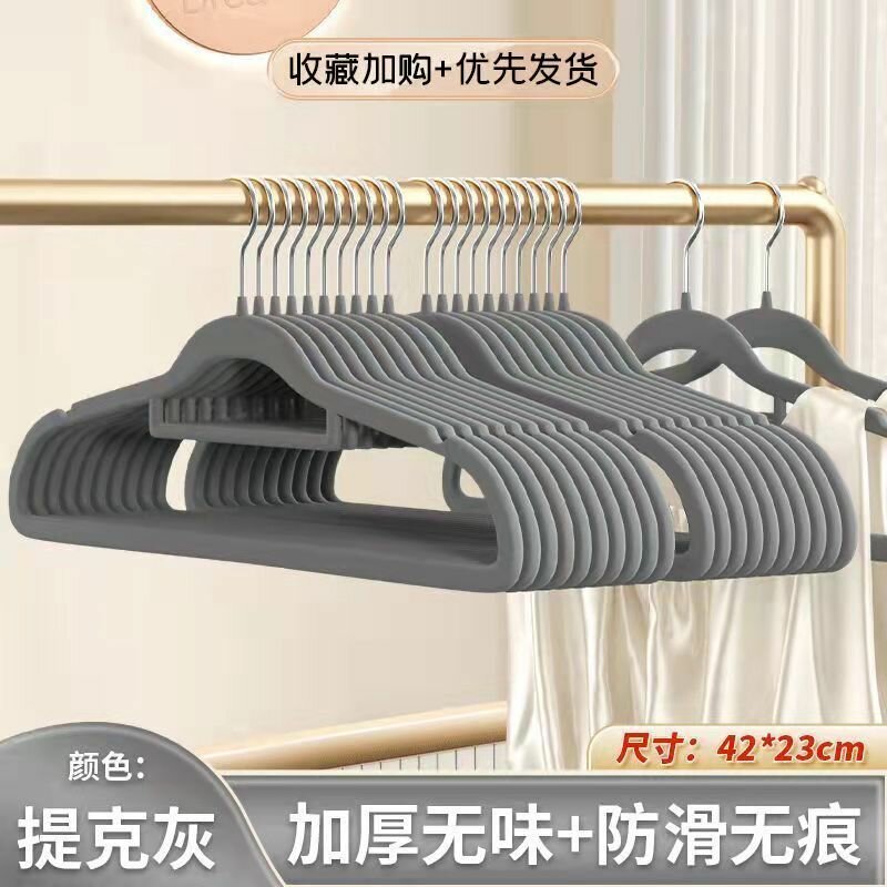 Вешалки с флокированным покрытием не скользят, не оставляют следов и не вызывают деформации одежды. Они подходят для домашнего использования, имеют утолщённую конструкцию для подвешивания одежды и специально разработаны для организации вещей в общежитиях.