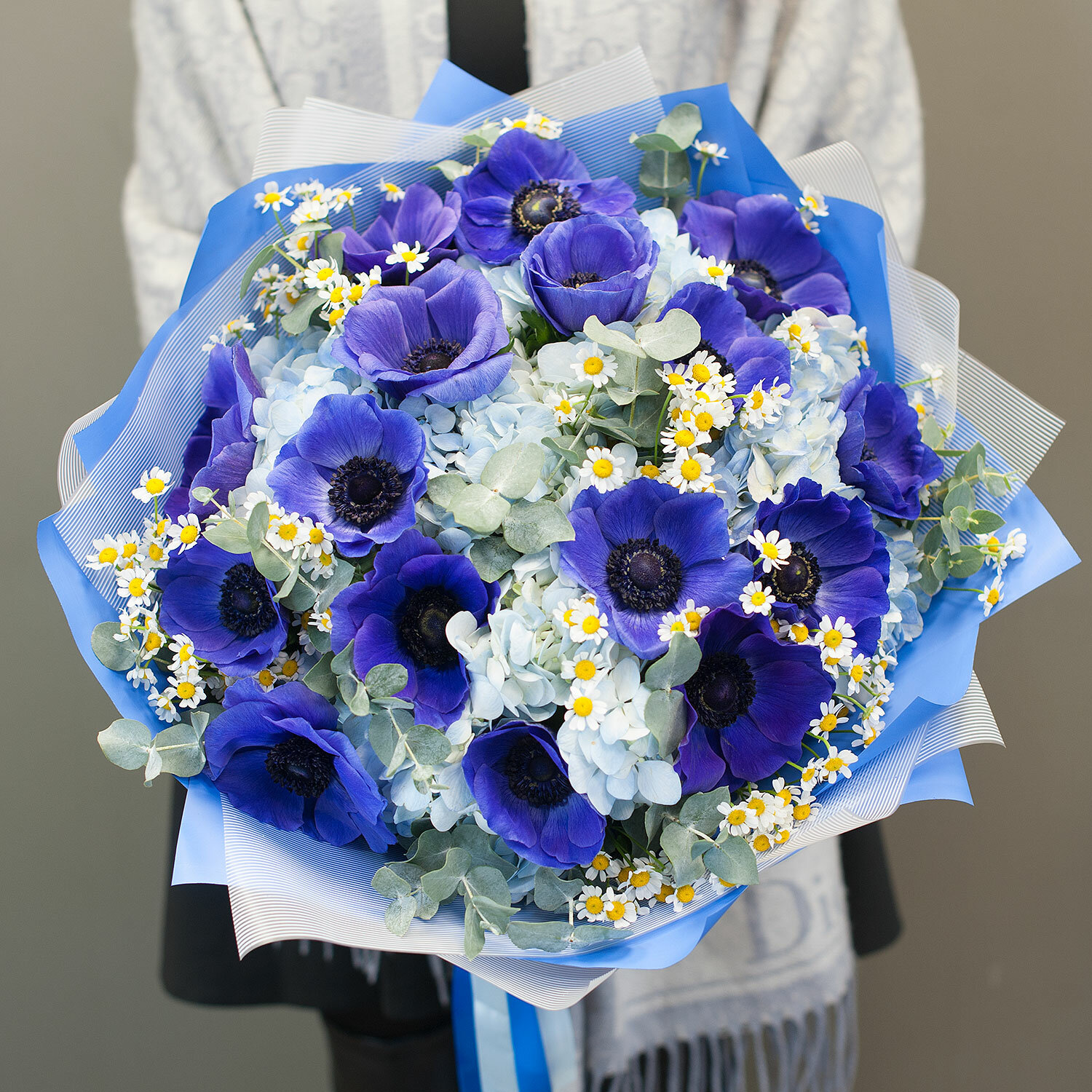 Букет из синих анемонов, голубой гортензии, ромашек "Голубые глазки"