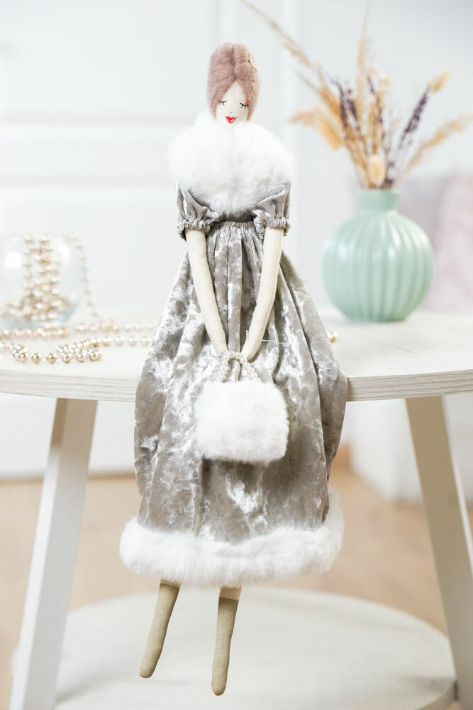 Интерьерная кукла мадемуазель С сумочкой, полиэстер, серебристая, 47 см, Edelman 1087065-1