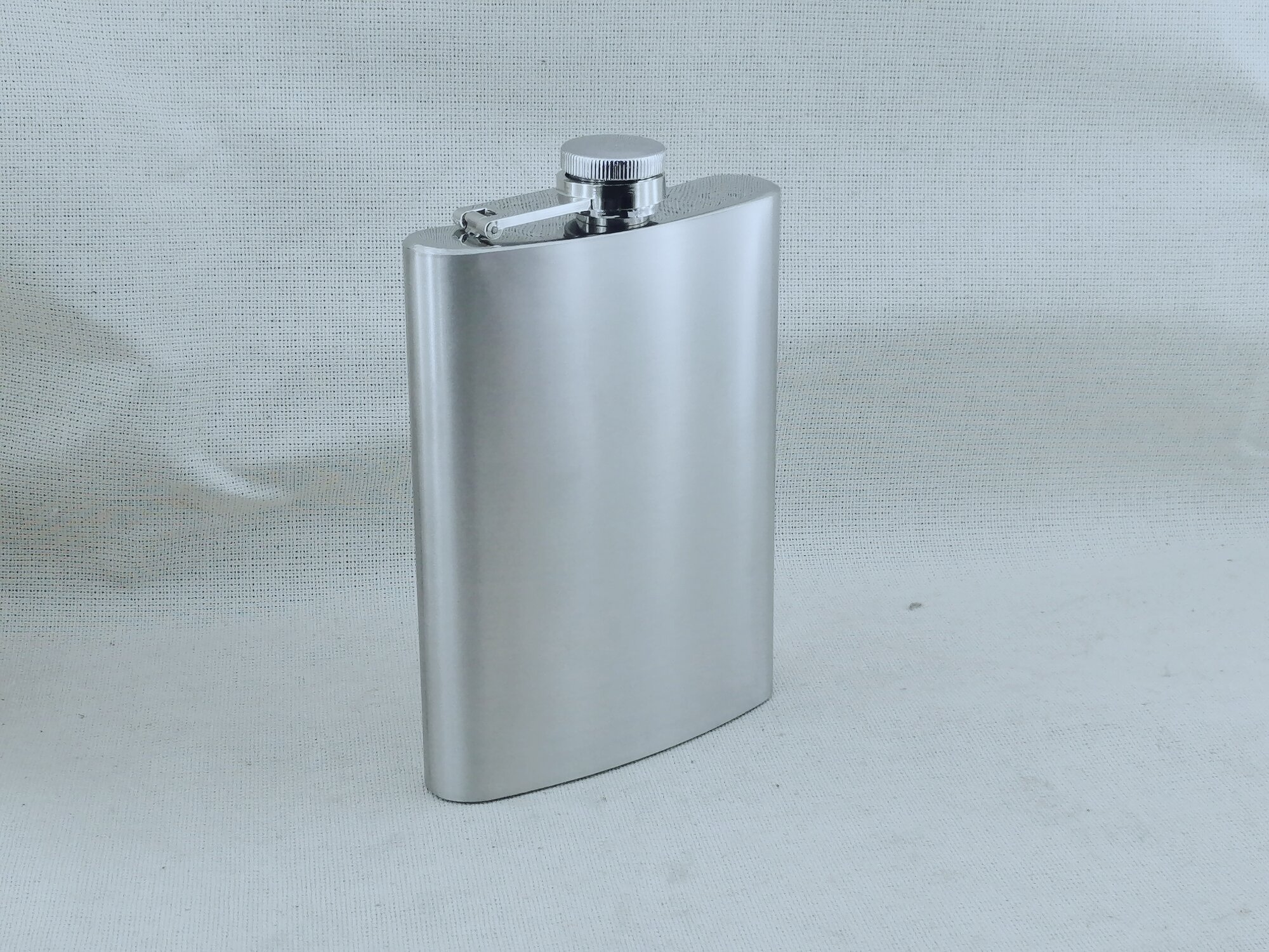 Фляжка плоская из нержавейки 230 мл, фляга-подарок в подарочной коробке серебристого цвета