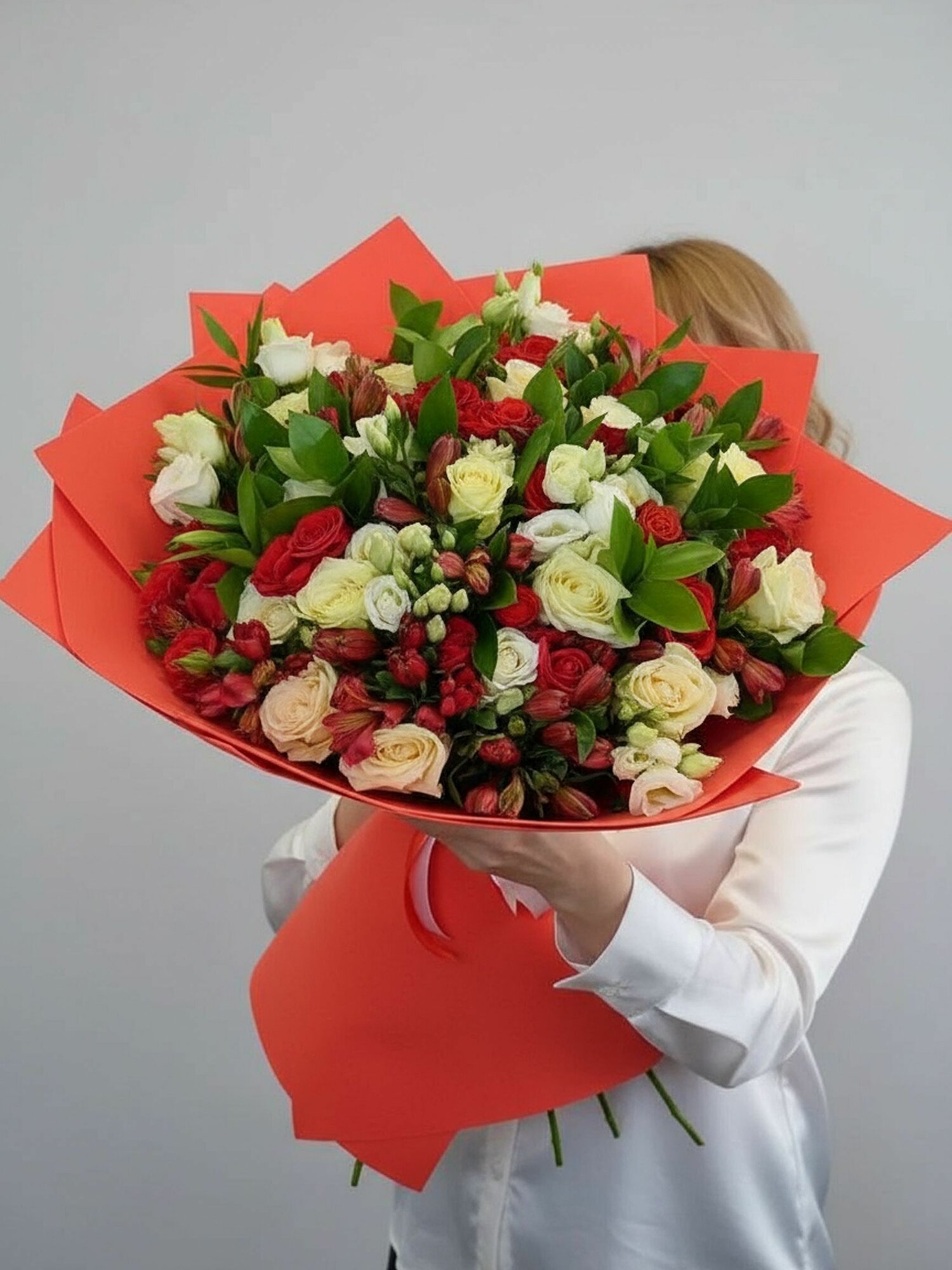 Шикарный букет с розами "В самое сердце", 50х45 см, кустовые розы, альстромерия, гиперикум, рускус