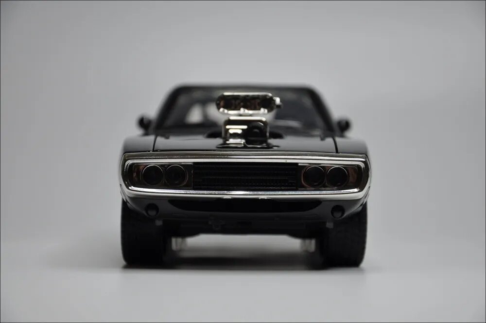 Игрушечная машинка Dodge Charger R/T 1970 1:24 черного цвета с открывающимися дверьми — фото 1