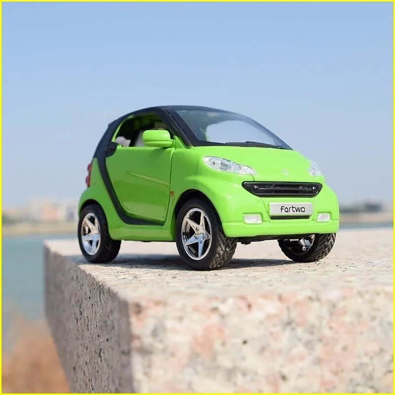 Эксклюзивная металлическая модель Benz Smart Fortwo в масштабе 1:32, оснащенная световыми и звуковыми эффектами, с открывающимися дверями и багажником