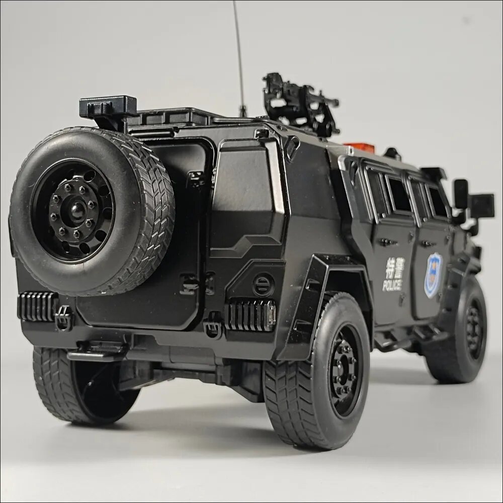Военная бронемашина 1:18 DongFeng Warrior Military Armored Vehicle SUV Внедорожная бронированная машина, Коллекционирование автомобилей, Звук и освещение