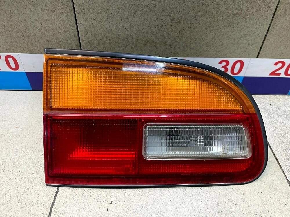 Фонарь задний внутренний правый Mitsubishi Space MR162676