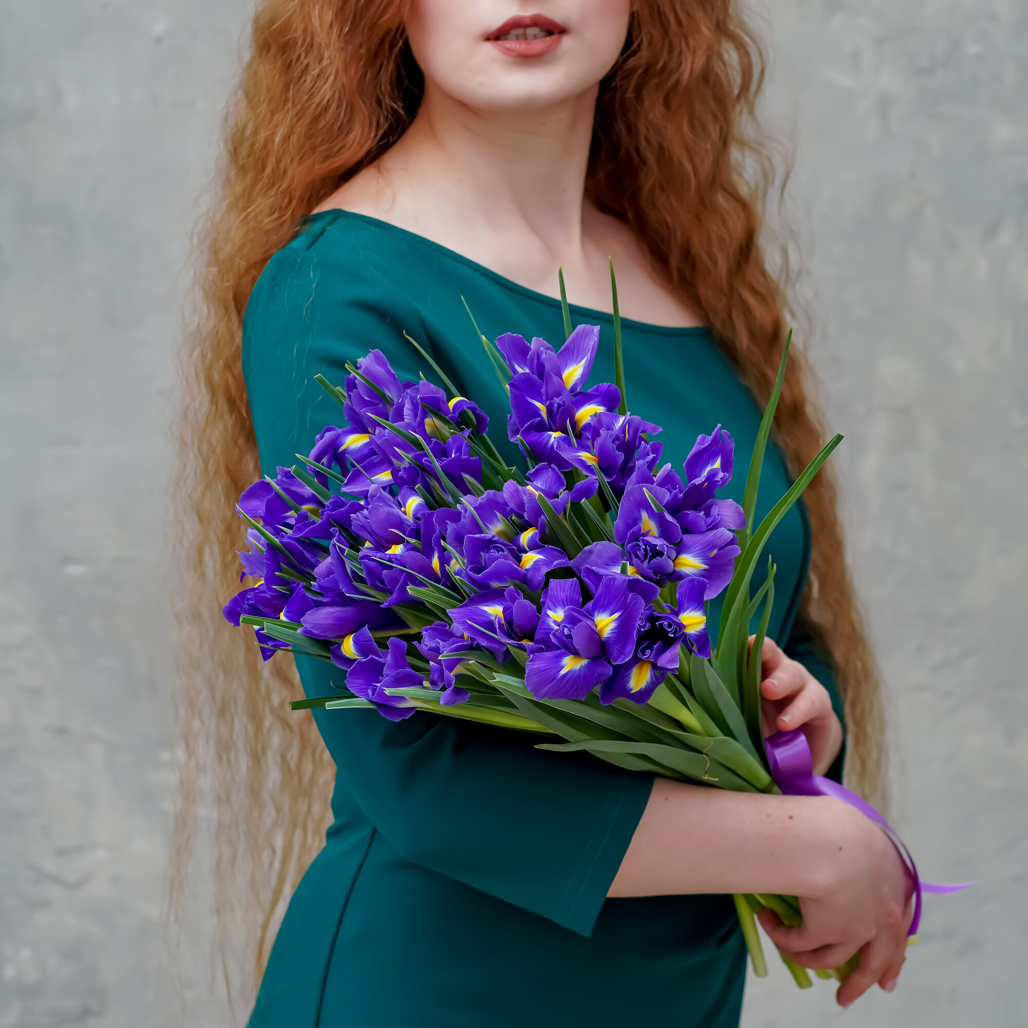 Букет живых цветов Flor-Pro Flowers из 15 синих ирисов с атласной лентой — фото 1