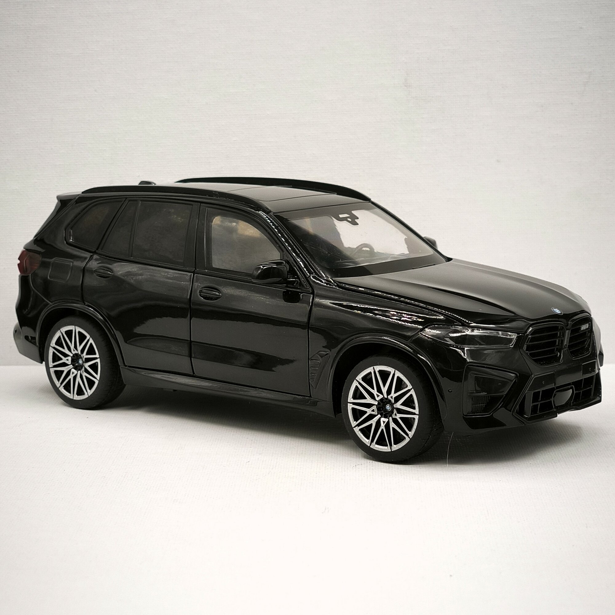 Машинка металлическая BMW X5 M Competition (F95) с инерционным механизмом и свето-звуковым сопровождением. Масштаб 1:24