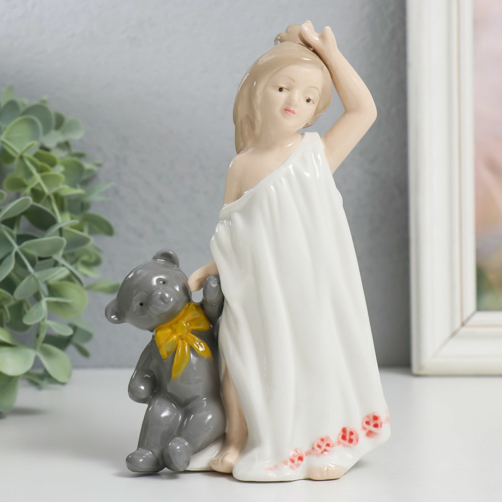 Фигурка керамика "Девочка с мишкой", цветной, 16.5x7x11 см, вид: статуэтки