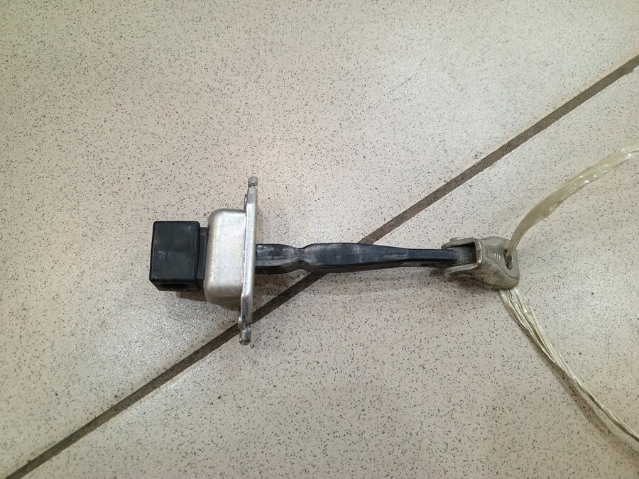 Ограничитель двери передней от Mitsubishi Lancer 10 2007-2017