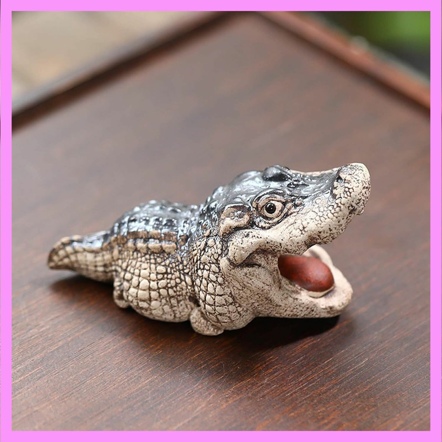Эксклюзивная декоративная статуэтка из смолы, изображающая чайного питомца в виде миниатюрного крокодила у обеденного столика