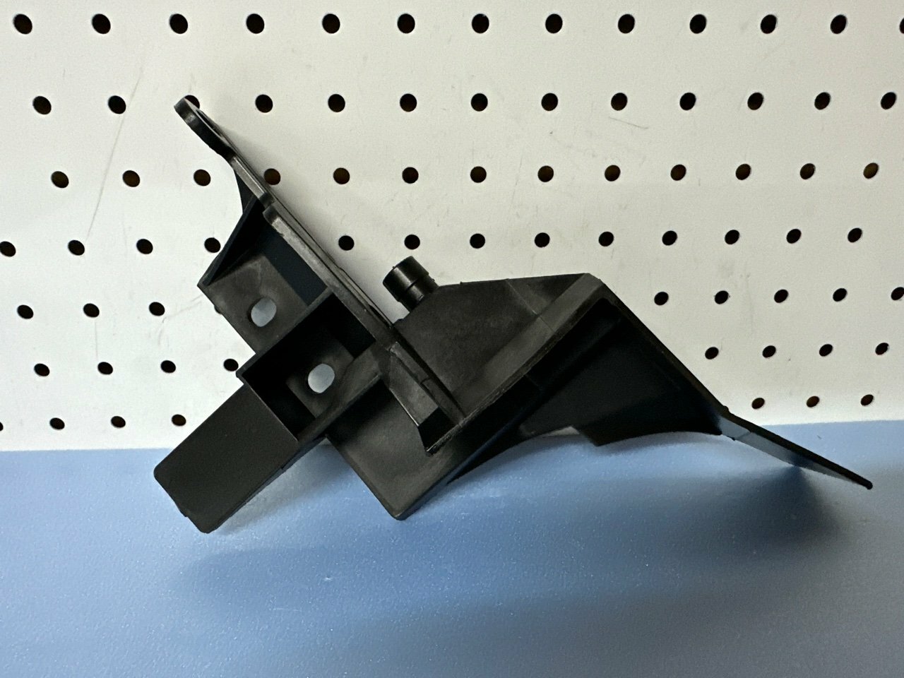 Кронштейн дефлектора кабины левый SITRAK HOWO C7