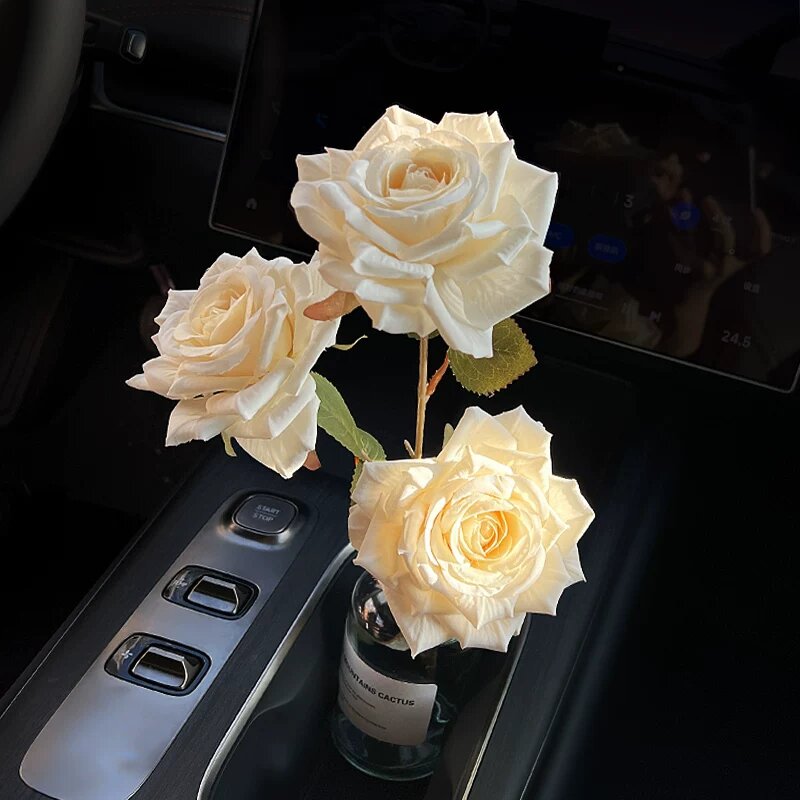 Ваза Manta Rose белого цвета для автомобильного салона с цветочной композицией и включенной мешковиной для приборной