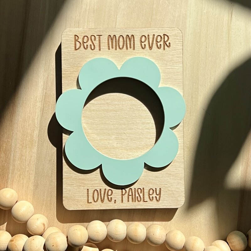 Деревянная фоторамка-магнит на холодильник с именем, дизайн «светло-голубая ромашка», ширина 3.35 дюйма, подарок ко Дню матери для мамы и бабушки