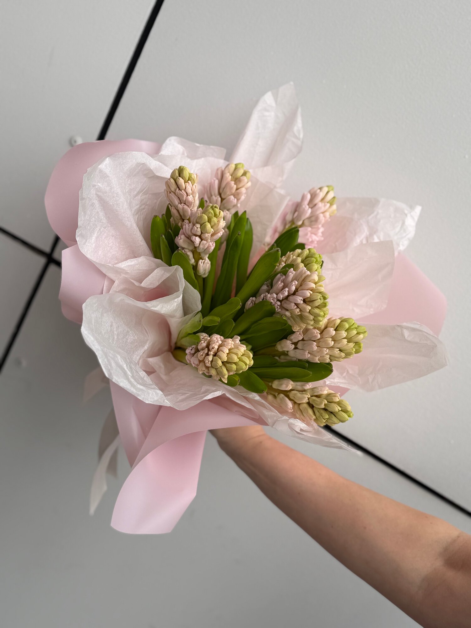 Букет Молчун-Ворчун «ШУМ цветов» гиацинты в нежной гамме , под ленту