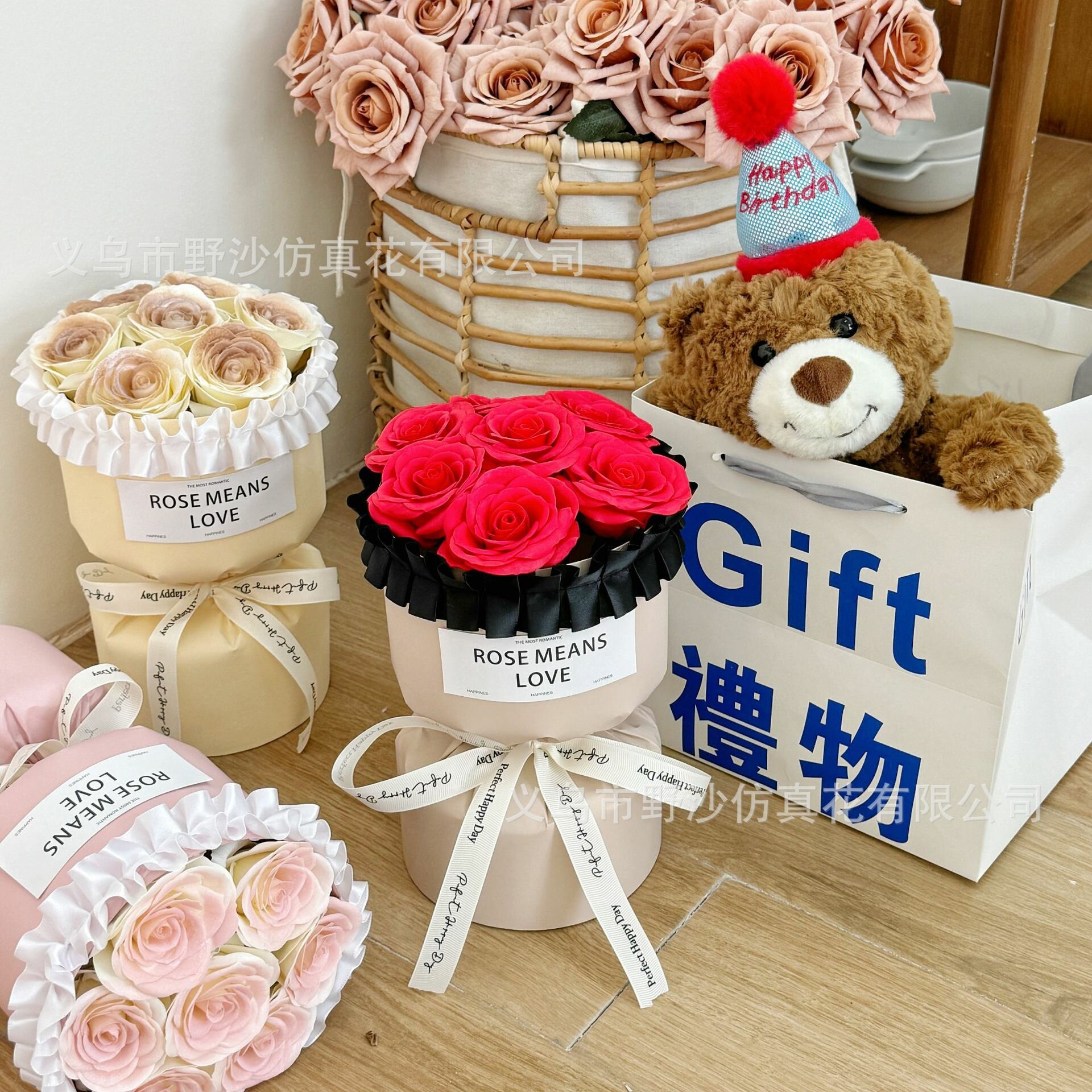 Новый романтический букет ко Дню святого Валентина из искусственных цветов, идеально подходящий в качестве подарка для вашей лучшей подруги или девушки, или даже небольшой букет в виде медвежонка.