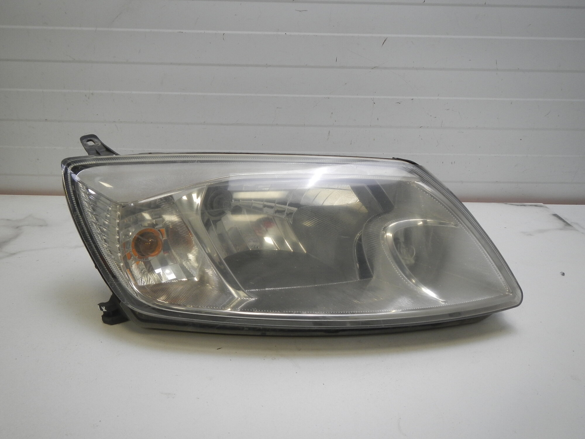 Б/У Фара правая, ВАЗ (VAZ)-LADA GRANTA (гранта) (11-18) LADA GRANTA (Гранта) (11-18) Трещины на креплении, сломаны 3 кре...