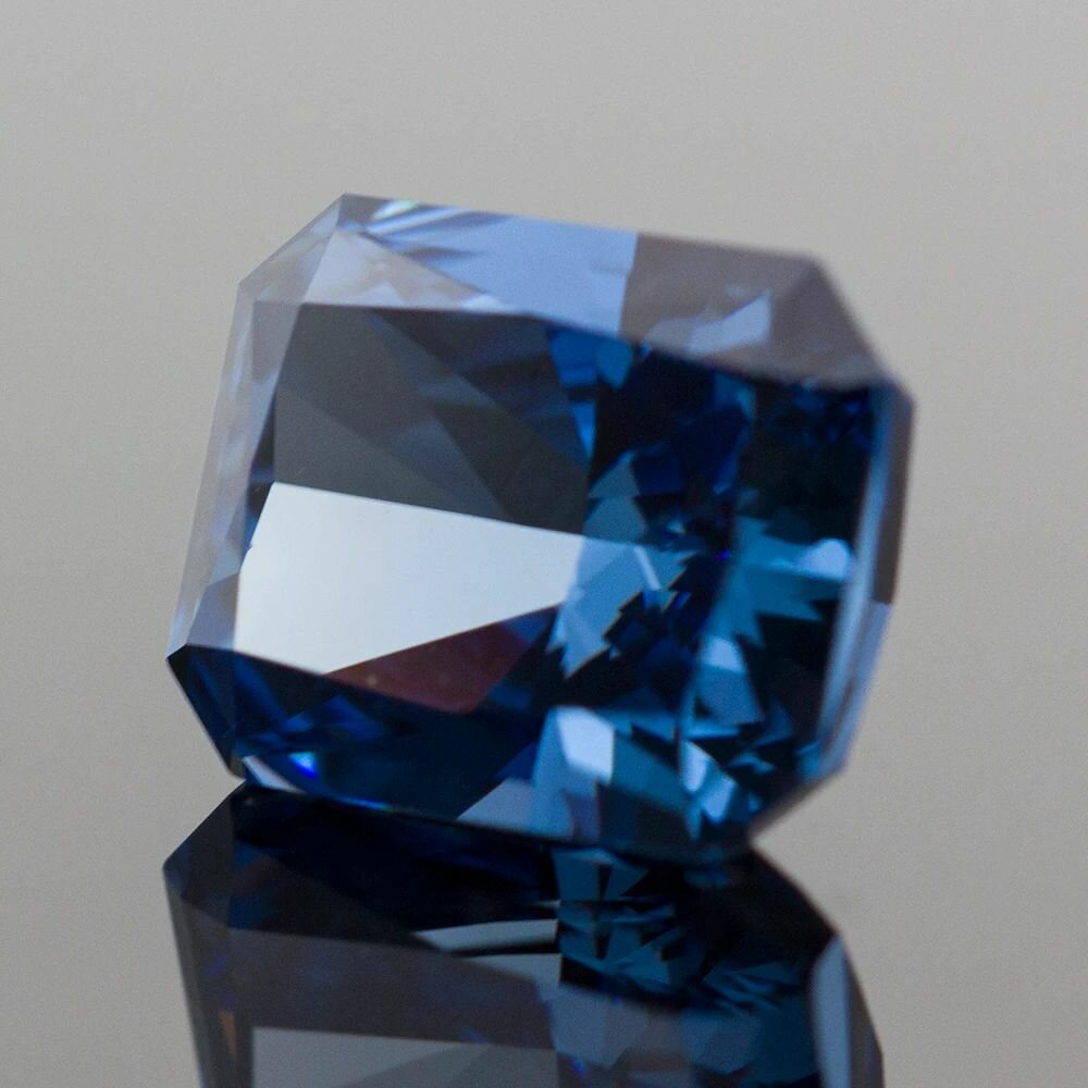 Кубический цирконий 8х10 мм синий — ювелирный камень прямоугольной формы с огранкой «колотый лед», эффект звезда