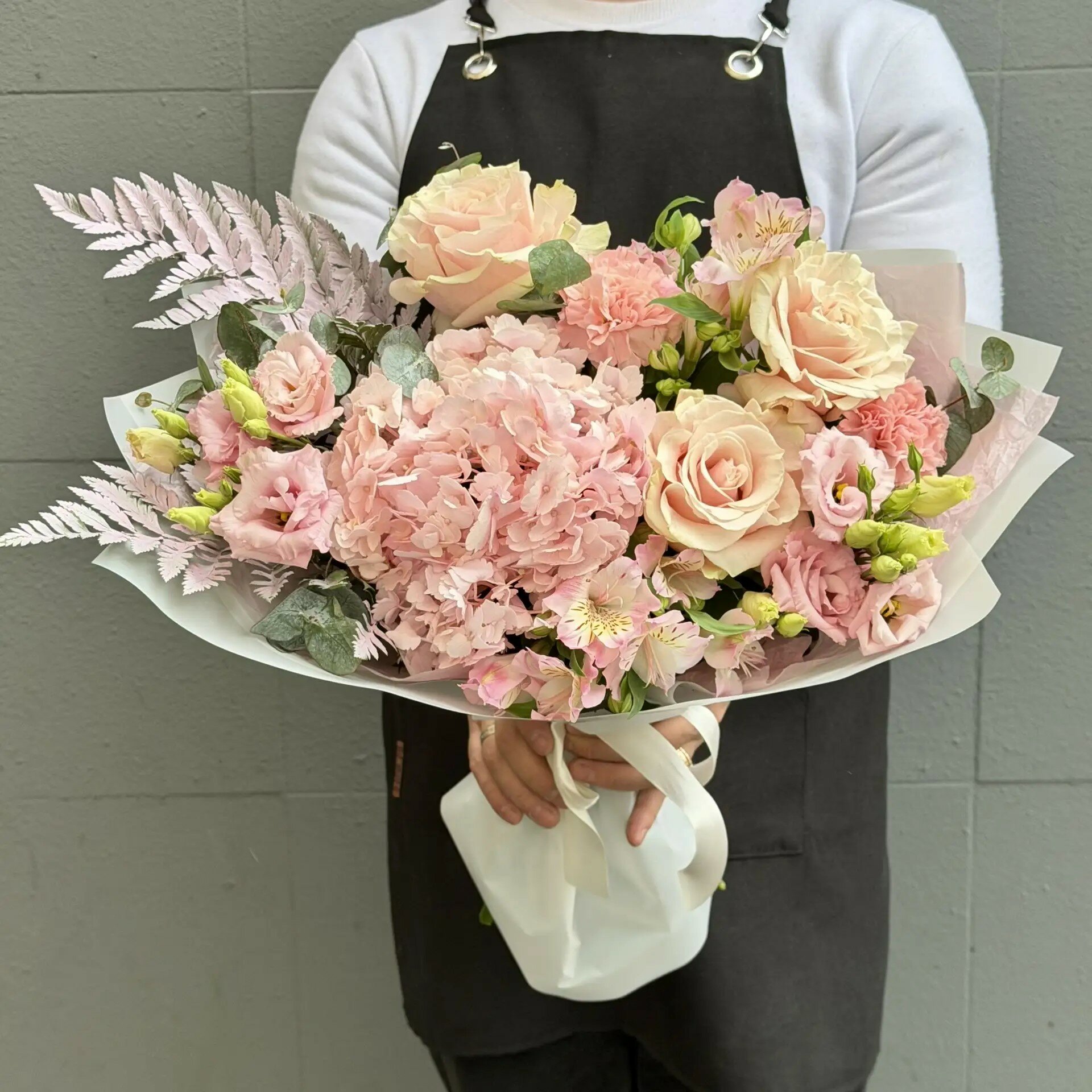 Букет Rybe-Flowers, с французскими розами, эустомой, диантусами и альстромериями