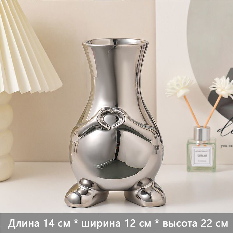 Художественная цветочная композиция из керамической вазы