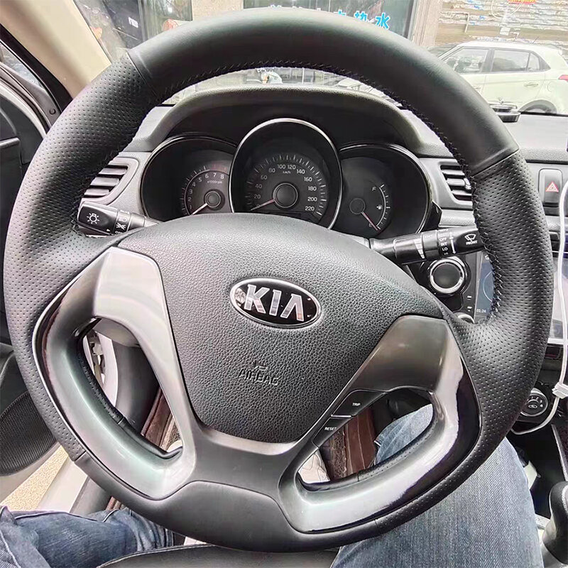 Премиум чехол для руля Kia K3 2013-2017 из натуральной кожи с черными перфорациями и черной строчкой